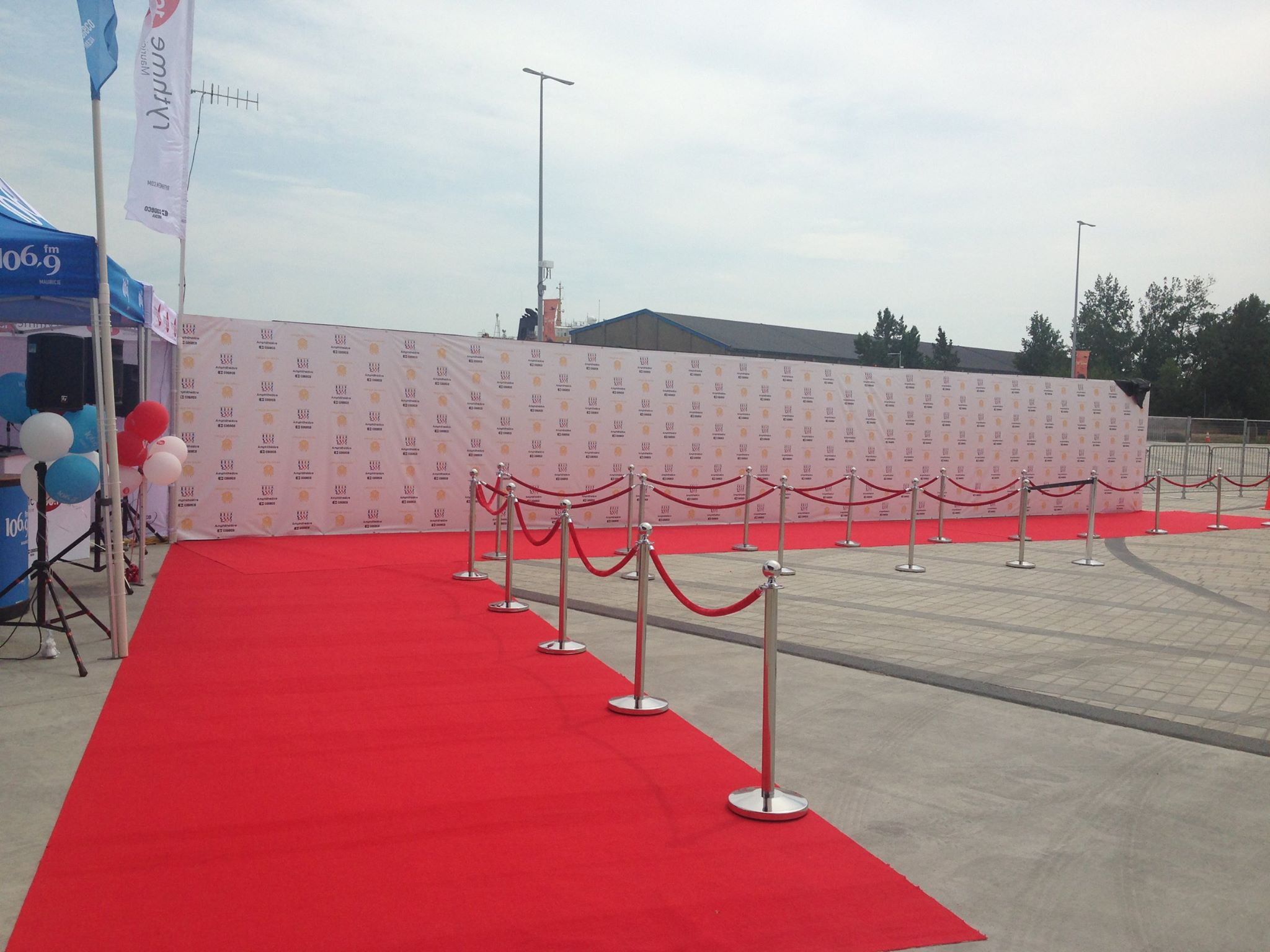 TAPIS ROUGE ET CORDONS VIP - Bleu Créateur Événementiel